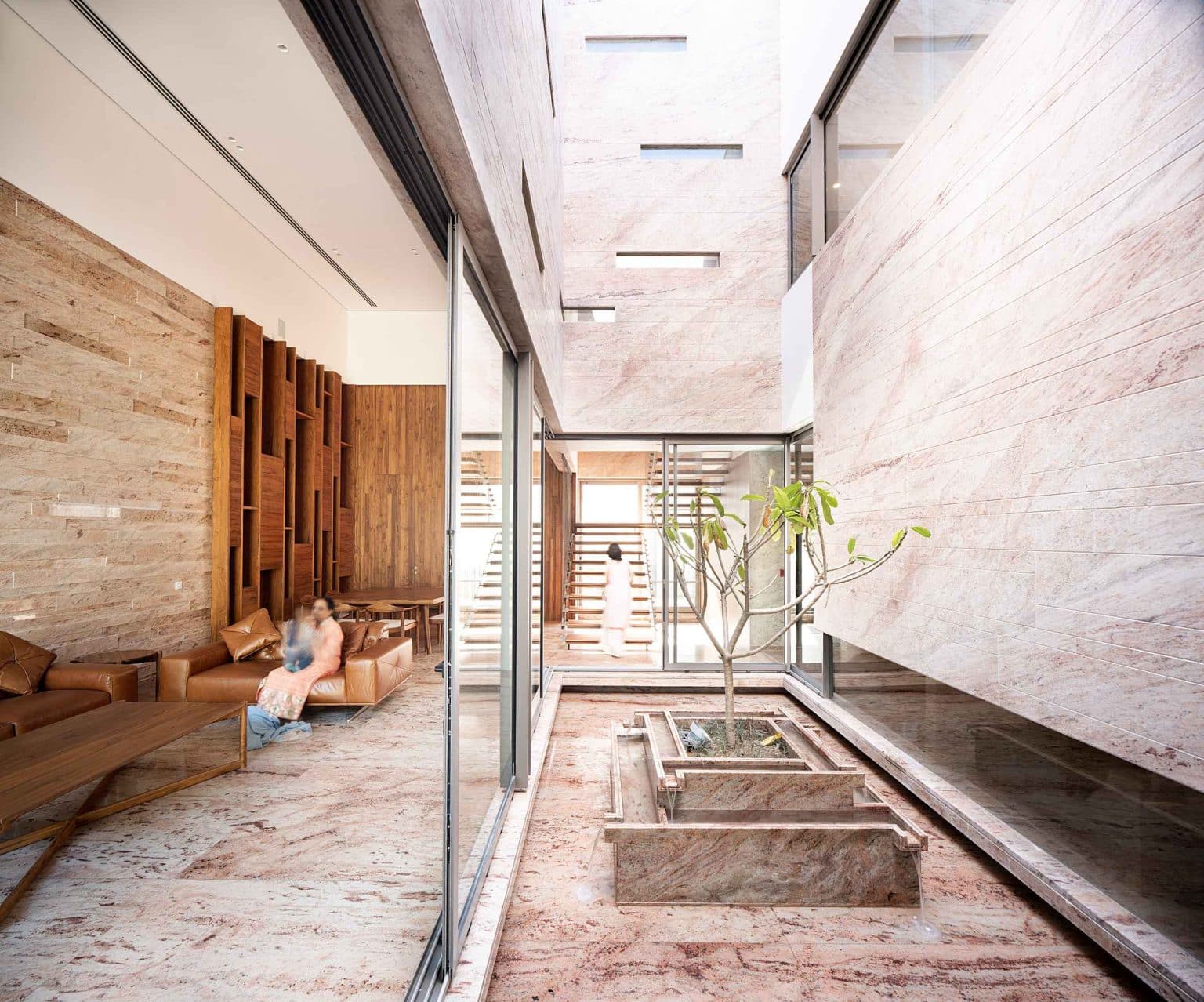 11 Void Rumah Bikin Ruangan Anti Pengap & Terang